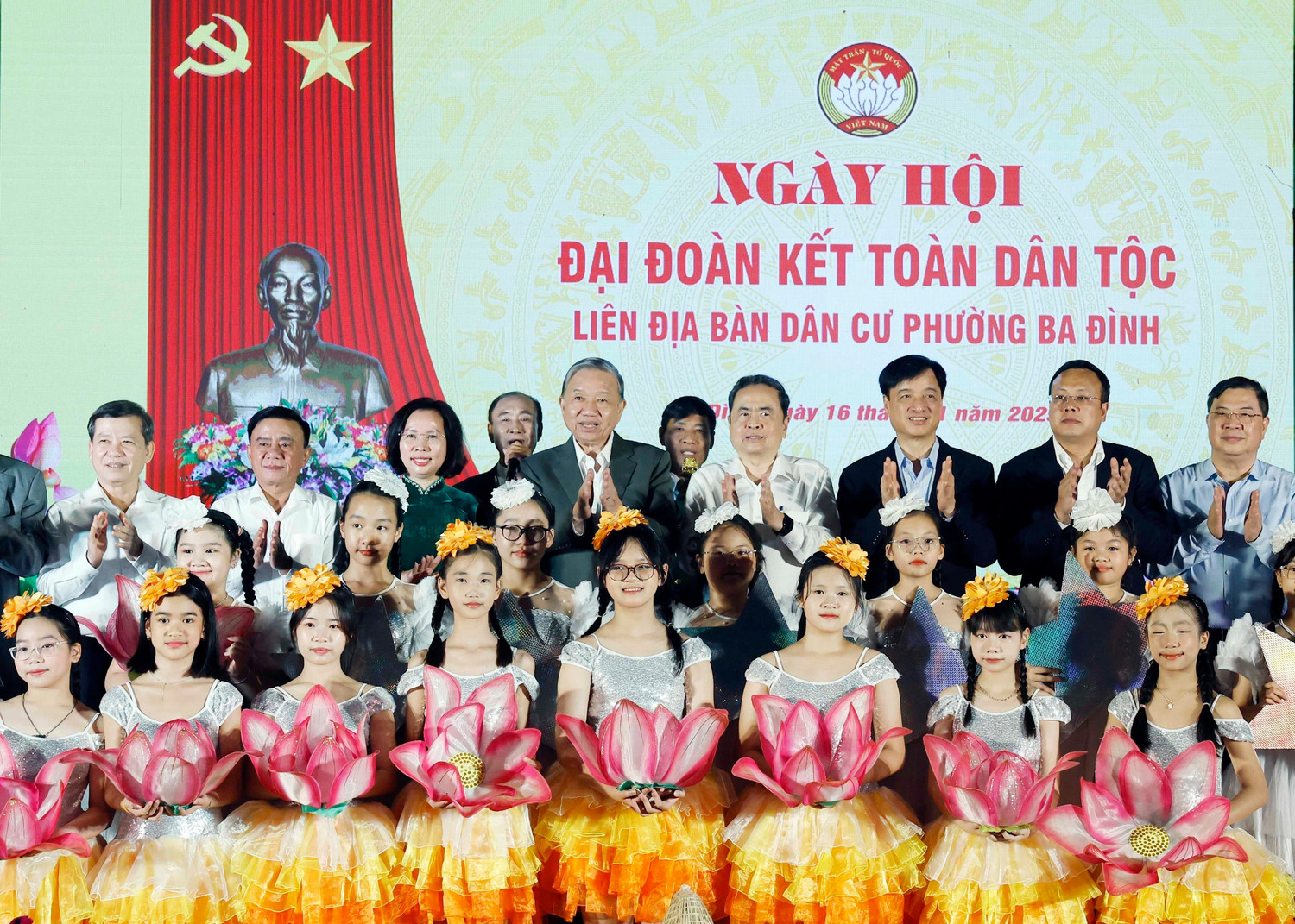 Party chief, NA Chairman attend great national unity festival in Hanoi ...