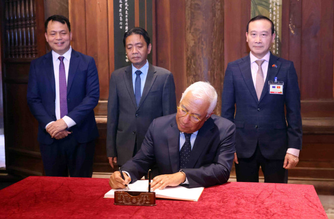 European Council President visits Temple of Literature, Hanoi’s metro ...