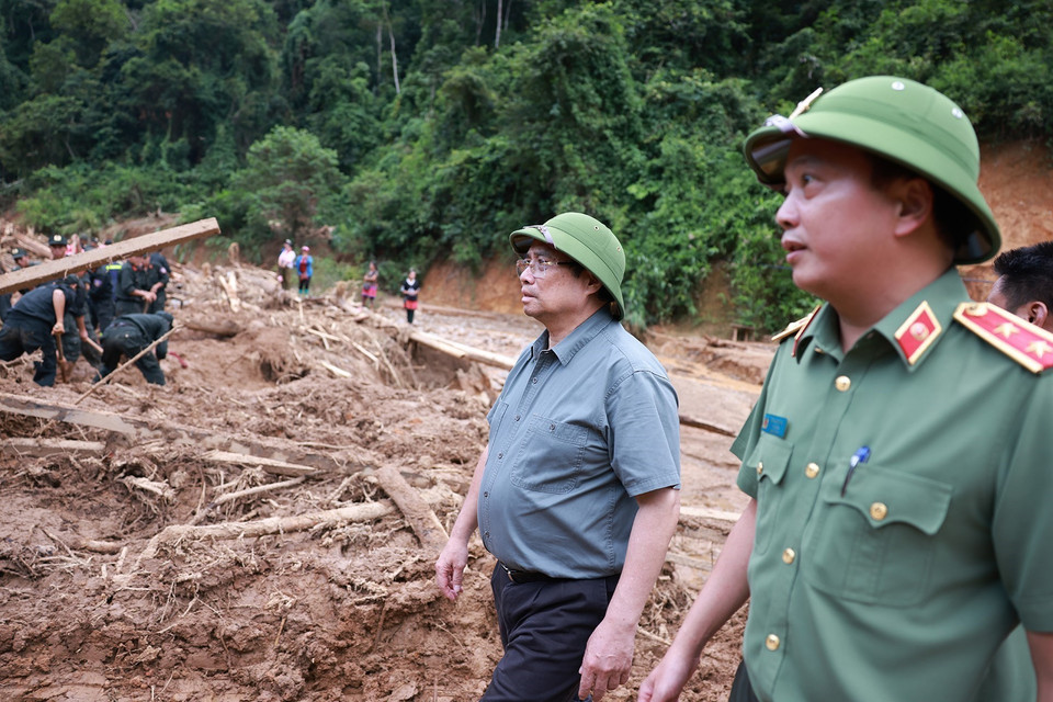 PM visits and encourages flood-affected residents in Dien Bien province | Vietnam+ (VietnamPlus)