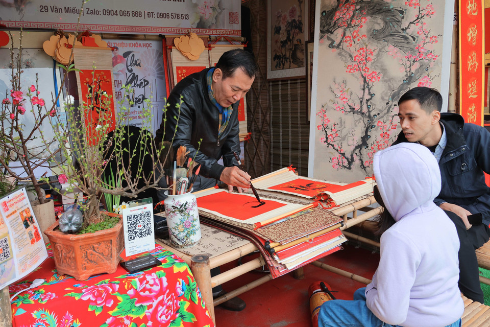 Vietnamese traditional calligraphy during Tet | Vietnam+ (VietnamPlus)