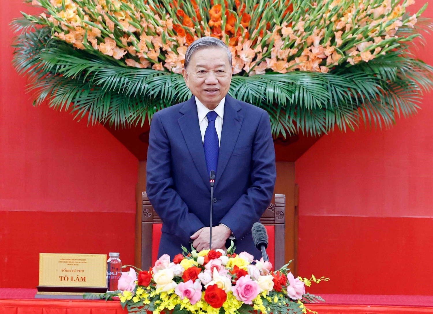 Party chief meets with outstanding individuals joining grassroots security and order protection ...