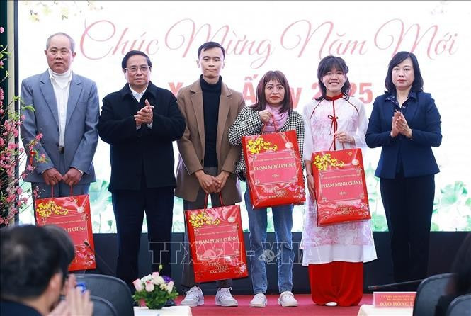 PM inspects Tet preparedness at Hanoi railway station, lung hospital ...