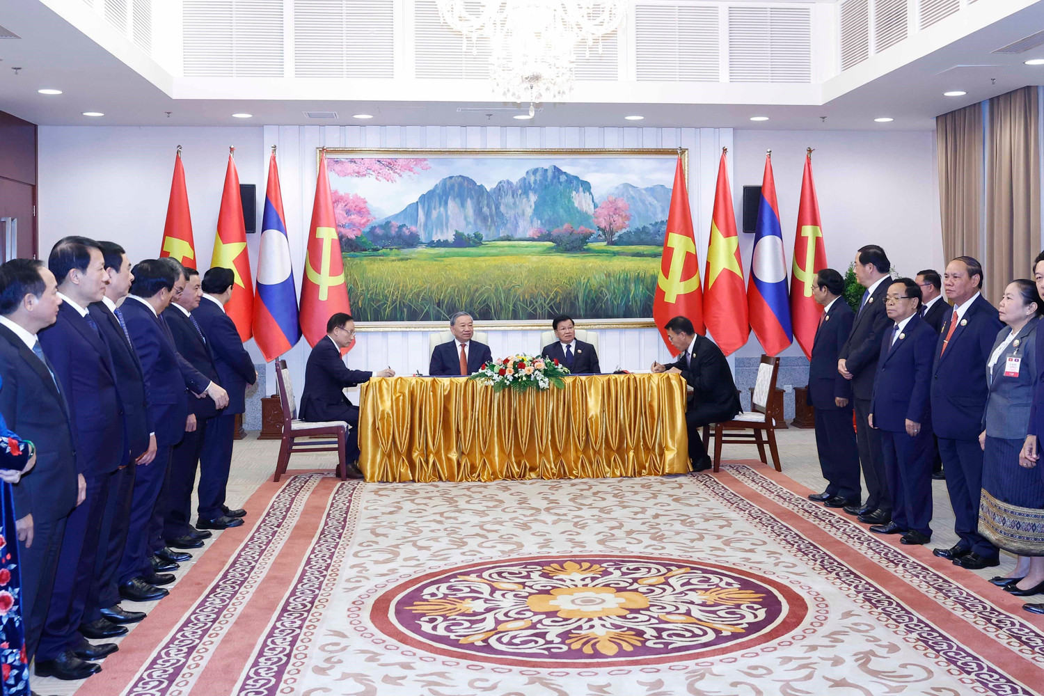 Vietnamese, Lao Parties look to step up cooperation, strategic cohesion