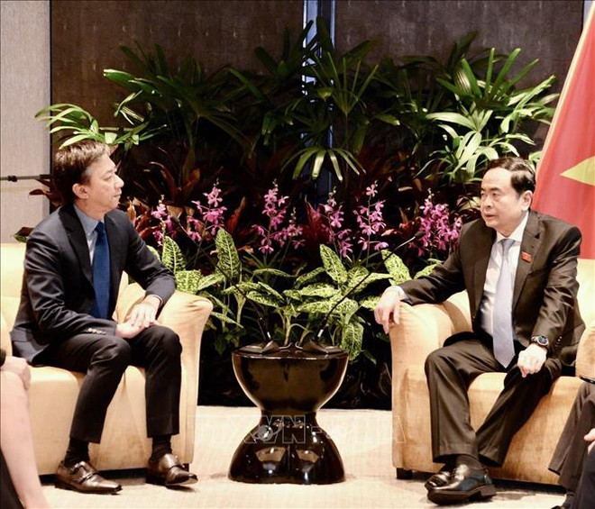 Top legislator meets leaders of major Singaporean corporations ...