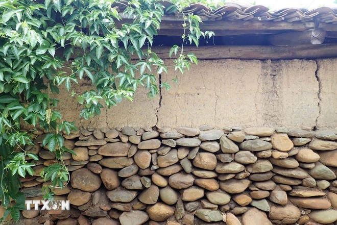 Secrets behind centuries-old rammed-earth homes of Mong people in ...