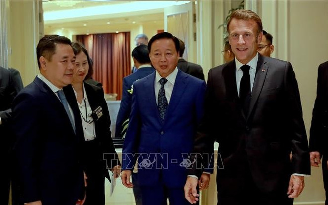 French President vows readiness to accompany Vietnam in energy ...