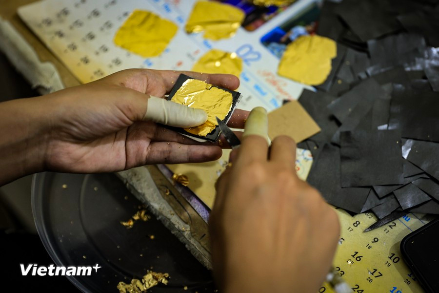 Unique gold laminating craft village in Vietnam | Vietnam+ (VietnamPlus)