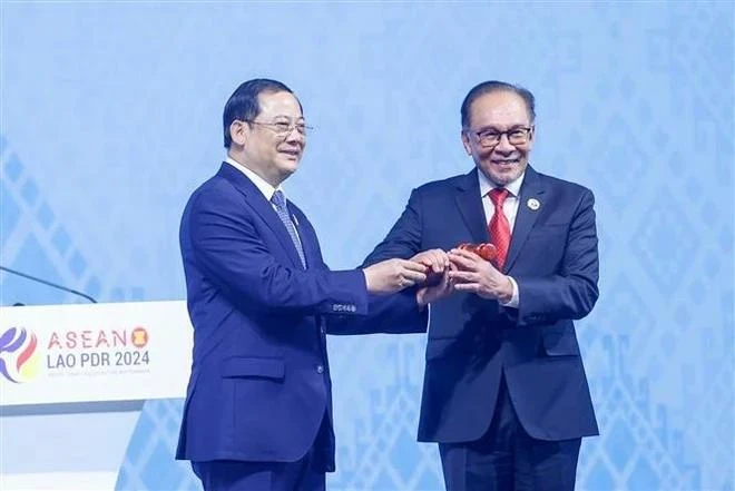 Malaysia takes over ASEAN Chairmanship from Laos | Vietnam+ (VietnamPlus)