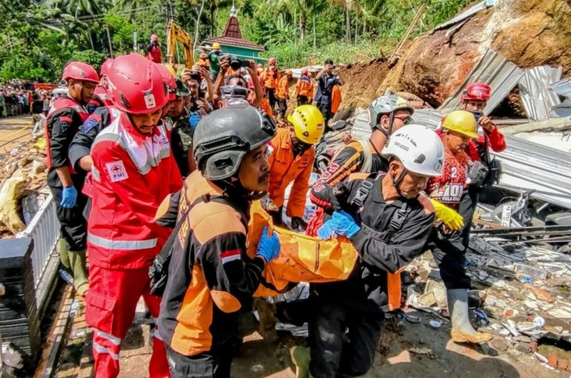 Landslide kills four people in central Indonesia | Vietnam+ (VietnamPlus)