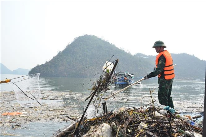Quang Ninh works hard on post-typhoon waste collection in Ha Long Bay ...