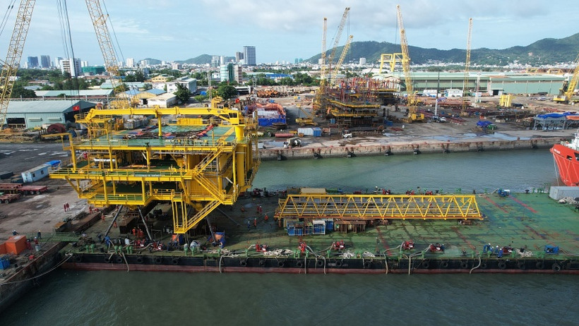 Vietsovpetro launches topside of BK-23 oil rig | Vietnam+ (VietnamPlus)