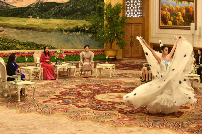 Wives of top Vietnamese, Chinese leaders enjoy tea, Chinese art ...
