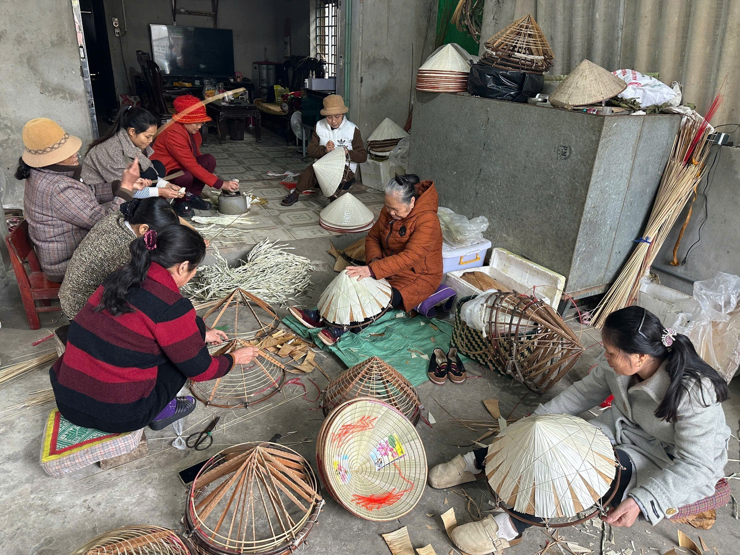Phu Tho's Sai Nga conical hat-making craft | Vietnam+ (VietnamPlus)