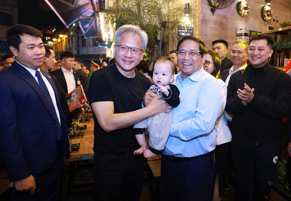 Prime Minister and President of NVIDIA visit Hanoi's Old Quarter at night | Vietnam+ (VietnamPlus)