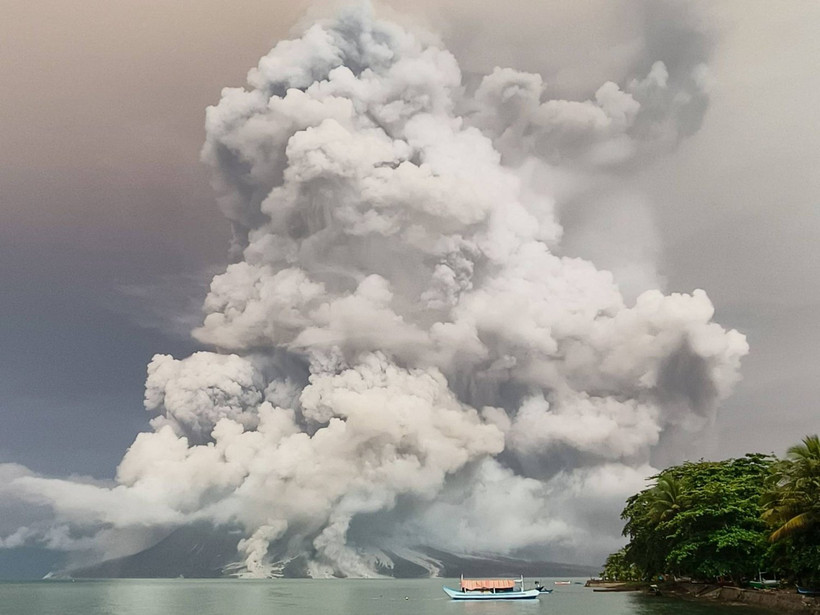 Indonesia plans to relocate 10,000 people after Ruang volcano erupts ...