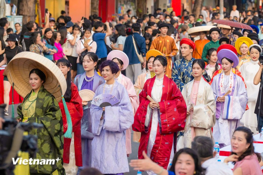 Largest ever traditional attire parade on Hanoi streets | Vietnam+ ...