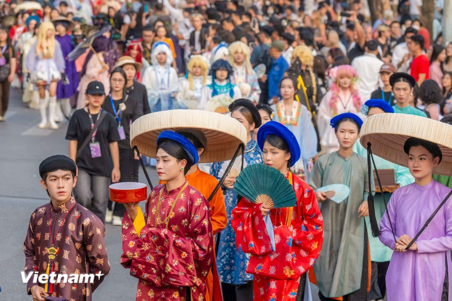 Largest ever traditional attire parade on Hanoi streets | Vietnam+ ...