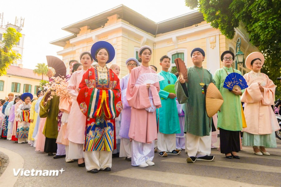 Largest ever traditional attire parade on Hanoi streets | Vietnam+ ...