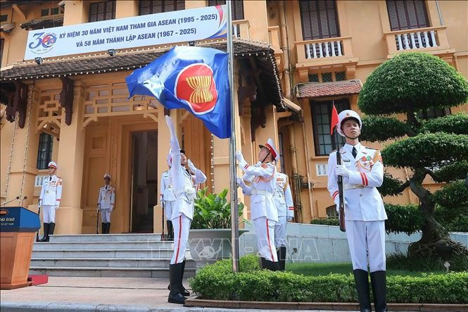 Flag-raising ceremony marks ASEAN’s 58th founding anniversary | Vietnam+ (VietnamPlus)
