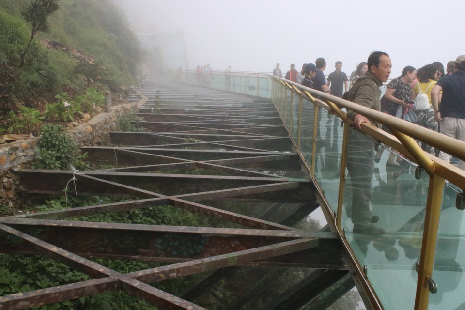Lai Chau’s Rong May glass bridge connects nature's beauty and thrill of ...