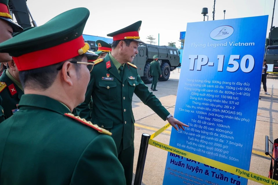 Vietnam's first domestically manufactured training-patrol aircraft displayed at Int’l Defense ...