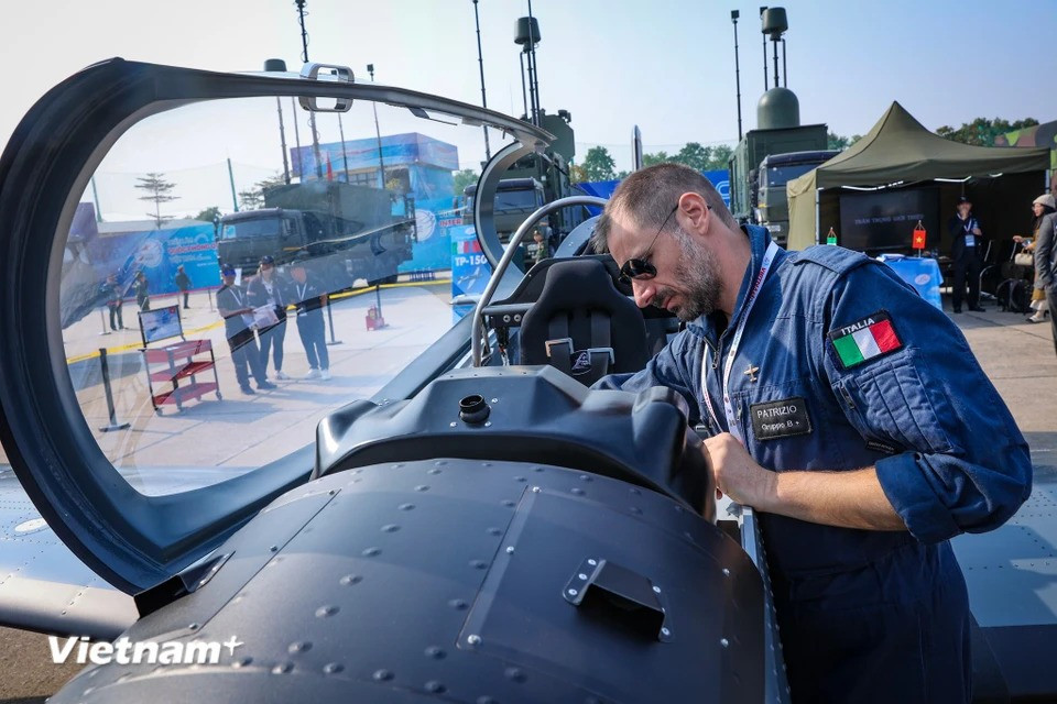 Vietnam's first domestically manufactured training-patrol aircraft displayed at Int’l Defense ...