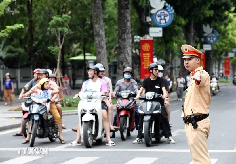 Hanoi police move to ensure traffic order for Hanoi Convention signing ...