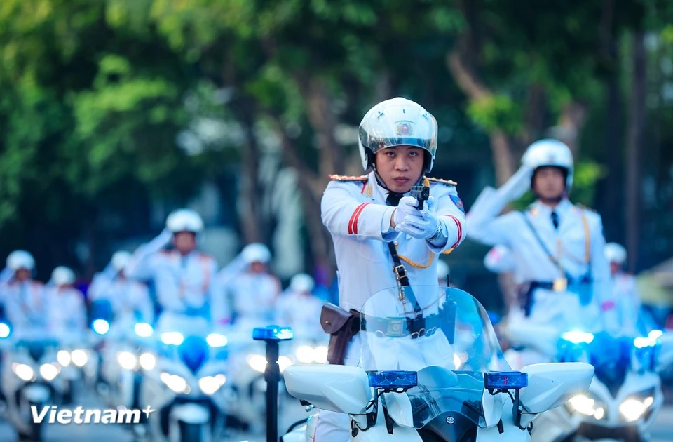 Spectacular motorcycle escort performance by Vietnamese police force ...