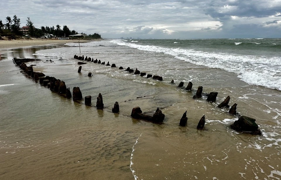 Typhoon exposes centuries-old shipwreck on Hoi An beach | Vietnam+ ...