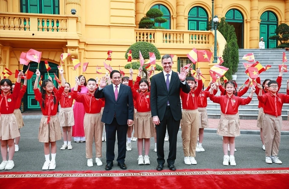 PM hosts red-carpet welcome ceremony for Spanish counterpart | Vietnam+ ...