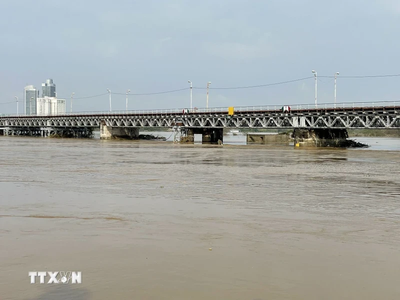 Water levels in Red, Duong rivers recede, Hanoi lowers flood alert ...