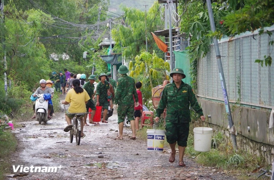 Vietnam Border Guards Assist Flood-Hit Central Provinces