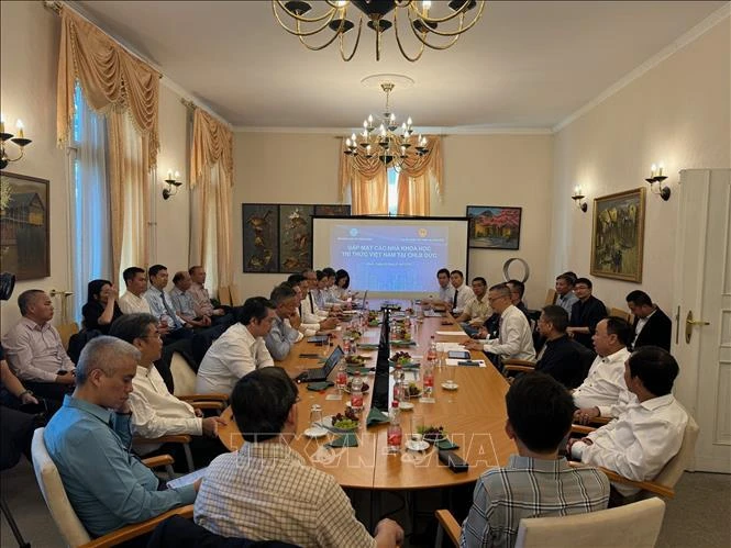 Minister meets Vietnamese scientists, intellectuals in Germany ...