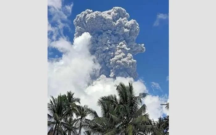 Indonesia’s Ibu volcano erupts, belching 7-km tower of ash | Vietnam+ ...