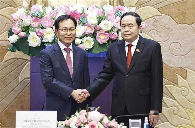 Top legislator receives Samsung Vietnam's leader | Vietnam+ (VietnamPlus)