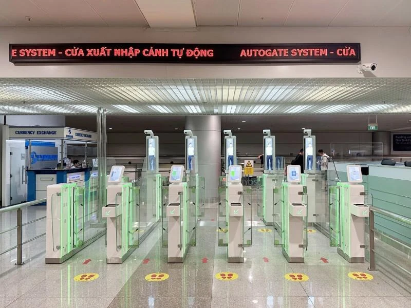 Automatic immigration gates facilitate passengers' travel | Vietnam+ ...