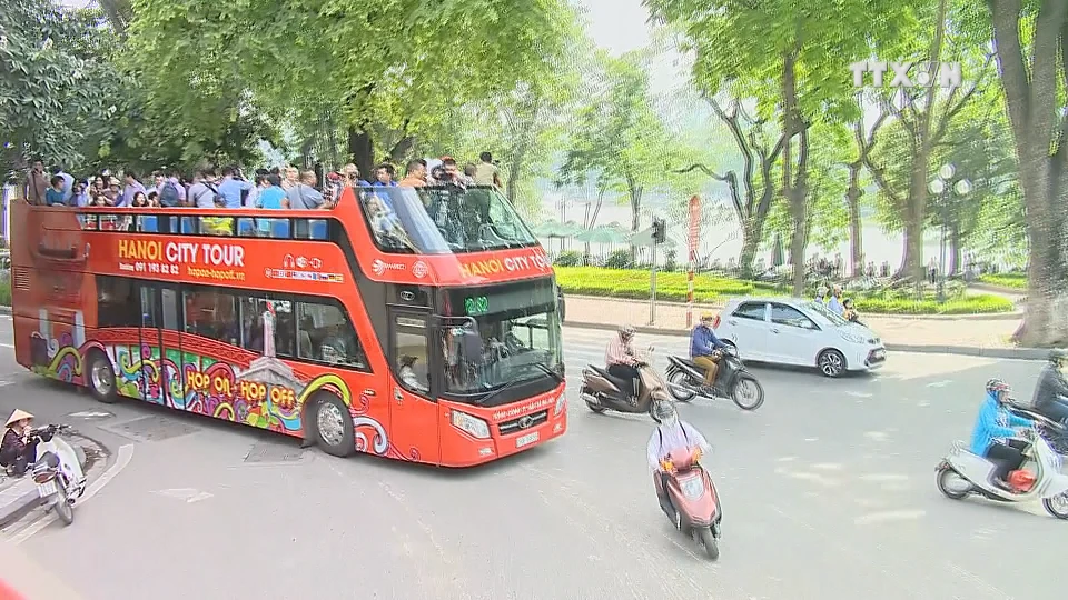 Hanoi tour bus costs less, offers more | Vietnam+ (VietnamPlus)