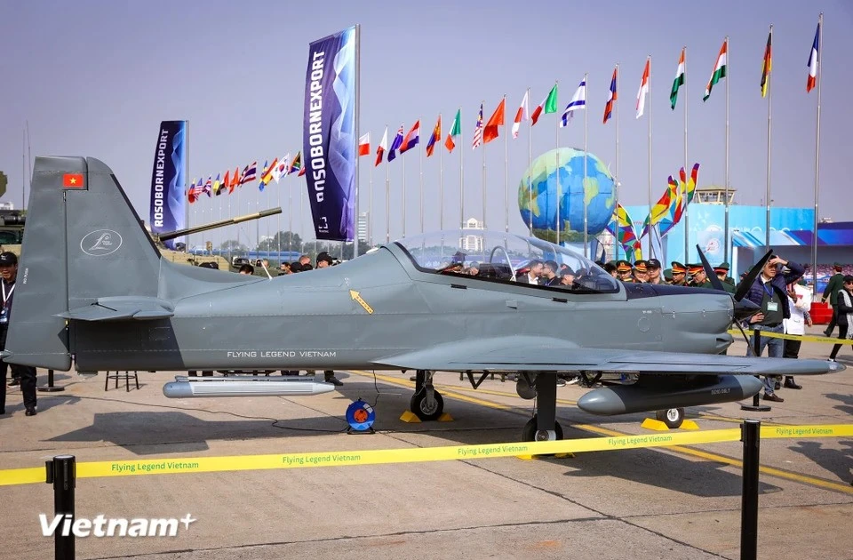Vietnam's first domestically manufactured training-patrol aircraft displayed at Int’l Defense ...