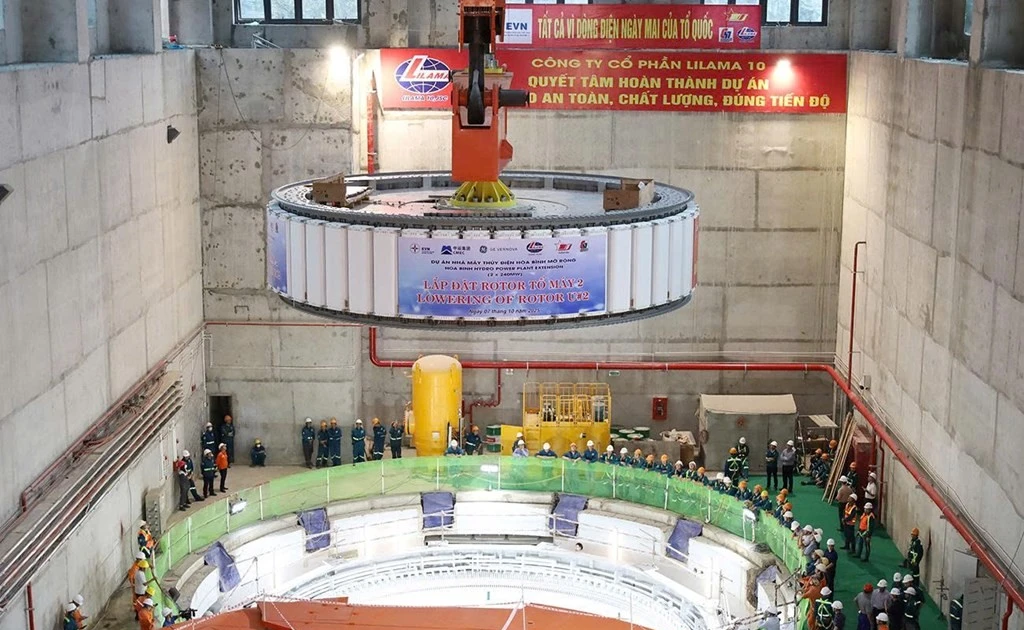 Rotor for 2nd turbine successfully installed at Hoa Binh hydropower ...