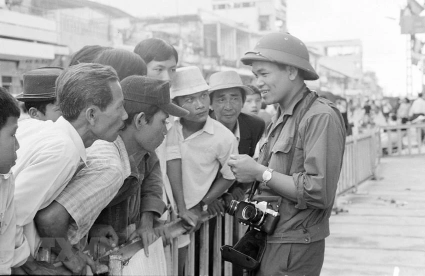 Vietnam News Agency photo-journalists and critical historical moments ...