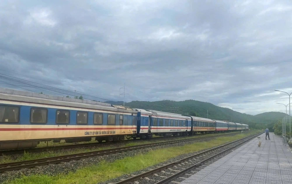 Forty-four passenger trains stop running due to flooding in central region | Vietnam+ (VietnamPlus)