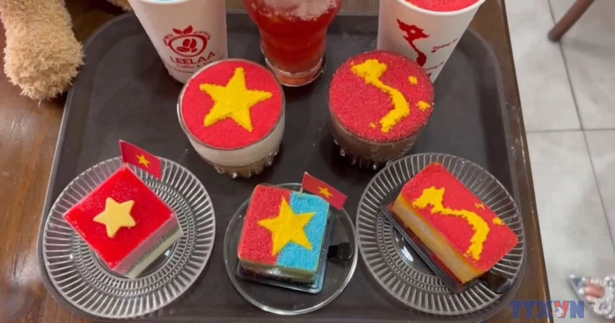 Flag-themed cakes stir national pride | Vietnam+ (VietnamPlus)