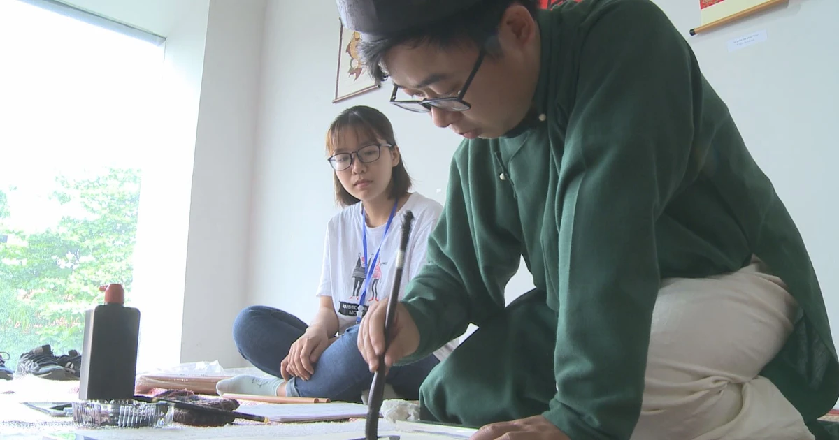 Traditional poonah paper admired in modern society | Vietnam+ (VietnamPlus)