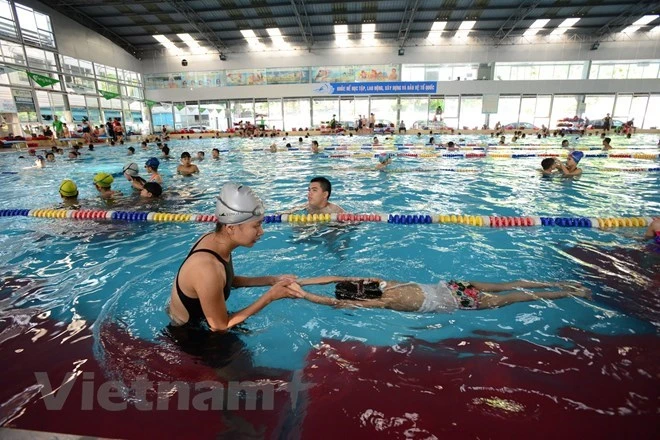 Swimming pools overcrowded amidst intense heatwave | Vietnam+ (VietnamPlus)