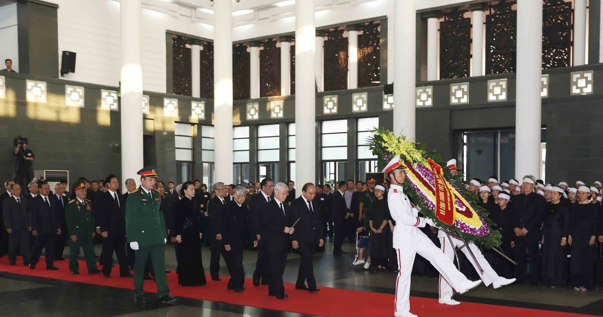 CPV delegation pays respect to former Party leader | Vietnam+ (VietnamPlus)
