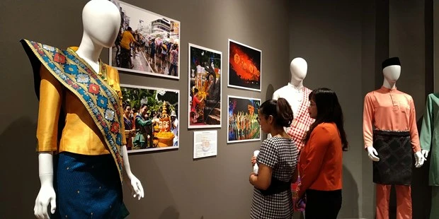 Unique traditional costumes of ASEAN countries | Vietnam+ (VietnamPlus)