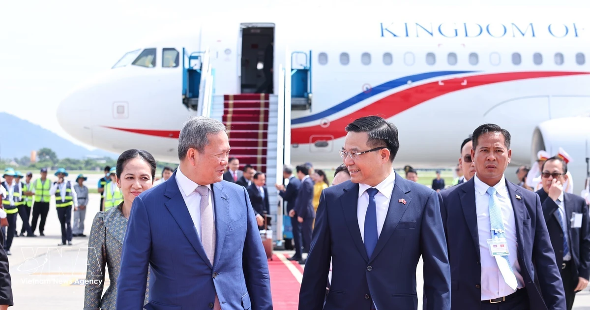 Cambodian PM arrives in Hanoi for official visit, ASEAN Future Forum 2026