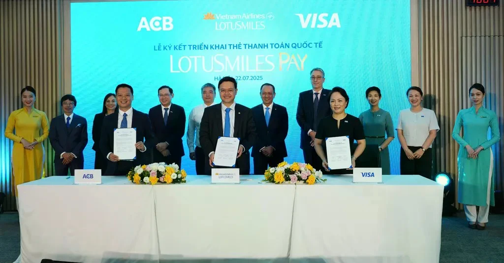 Vietnam Airlines teams up with ACB, Visa to roll out lotusmiles pay