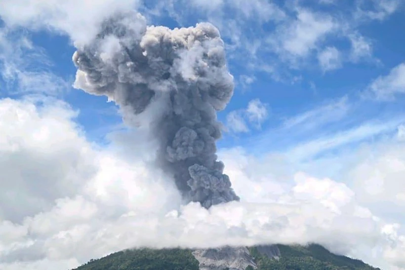 Hundreds near erupting volcano evacuated in Indonesia | Vietnam+ ...