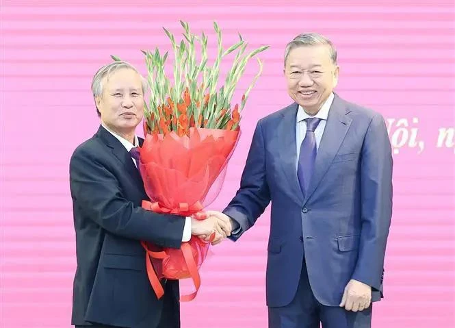 Party chief presents 45-year Party membership badge to Tran Quoc Vuong | Vietnam+ (VietnamPlus)
